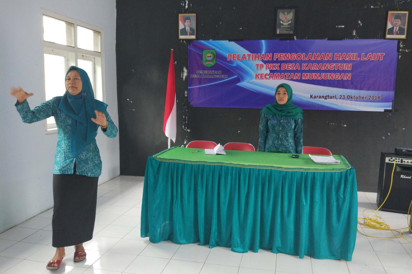 KREATIVITAS IBU PKK DESA KARANGTURI DENGAN MEMANFAATKAN HASIL LAUT ...